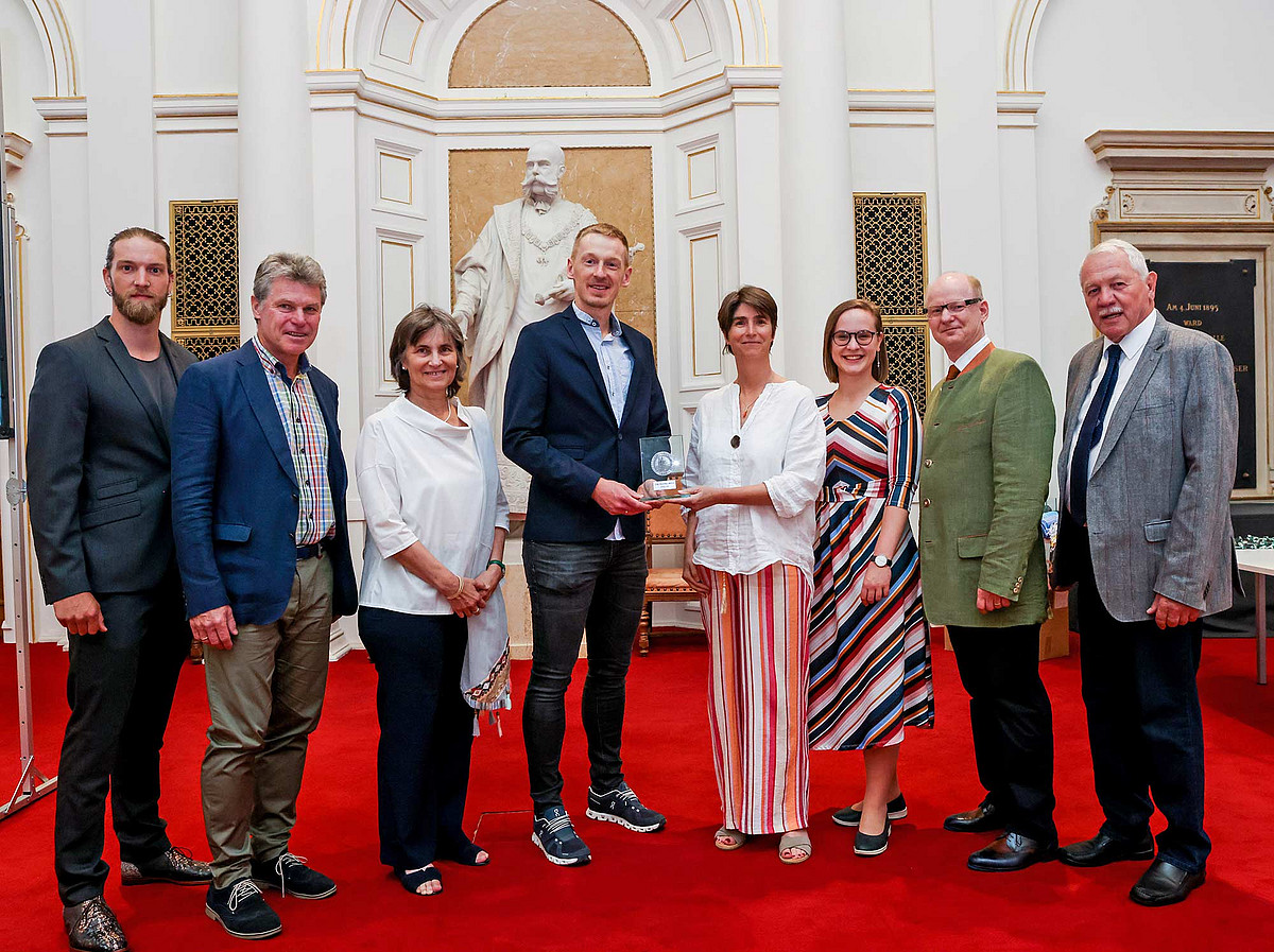 So sehen Sieger:innen aus: USI ehrt akademische Meister:innen ...